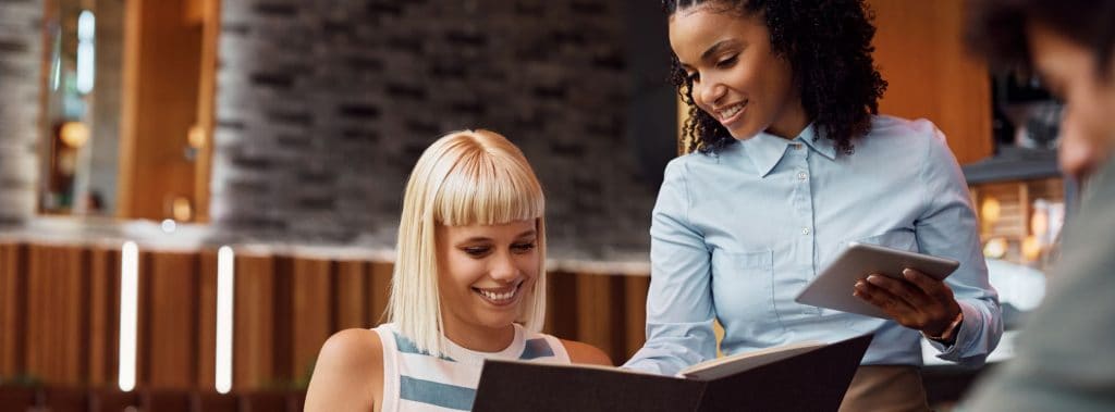 Frontline Workers: Who They Are & How to Reach Them - theEMPLOYEEapp